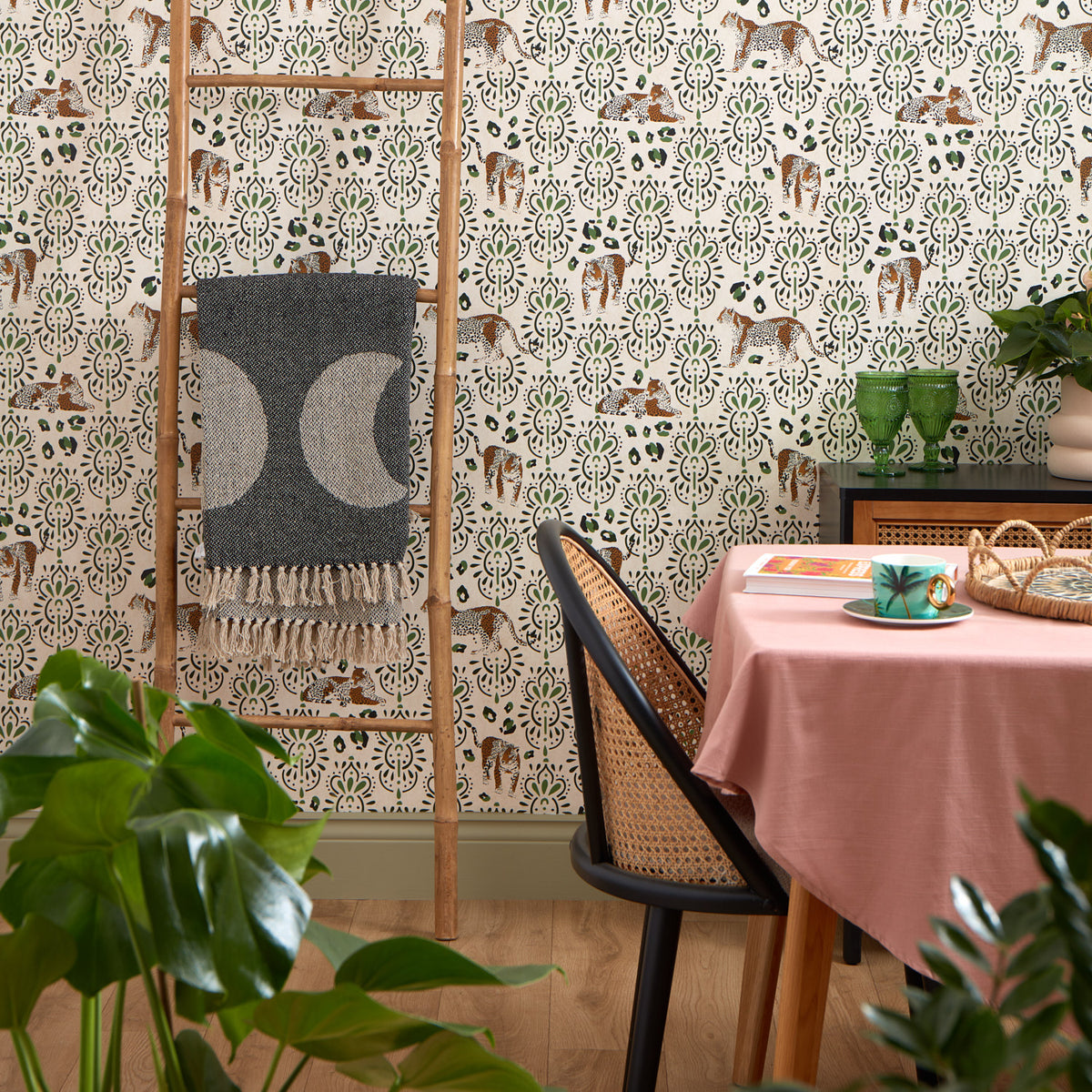 The Sultan Wallpaper in Sandstorm and Emerald Green – Lust Home